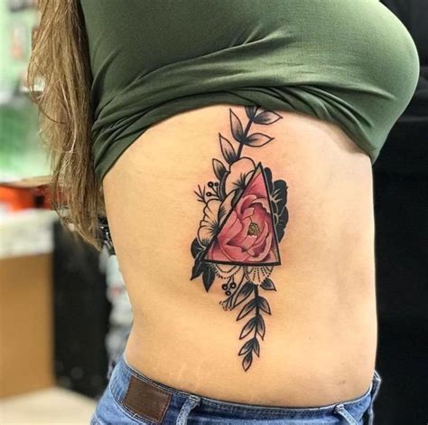 tatouage côte femme motif géométrique fleurs Tatouage cote femme