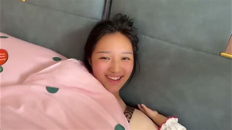 老公三天没在家住了，一回家就看见被窝里面有人，可把老公吓坏了 Youtube