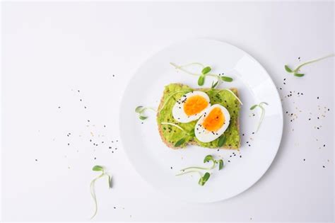 Pan Con Aguacate Verduras Fruta Y Huevo Sobre Fondo Blanco Concepto De