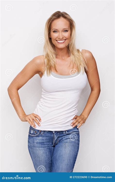 Exhibiendo Su Hermosa Figura Una Joven Y Hermosa Mujer Rubia Posando Sobre Un Fondo Blanco