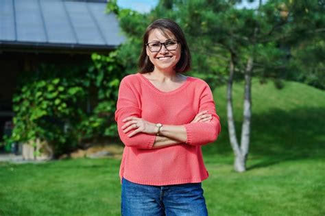 Portret Uśmiechniętej Kobiety W średnim Wieku Patrzącej Na Kamerę Na