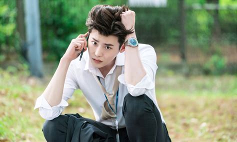 Lee Jong Suk Returns To Korea After Fan Meeting Mishap In Indonesia