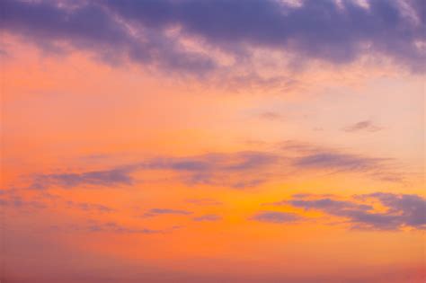 다채로운 구름과 하늘 황혼 황혼의 하늘 풍경 수평선에 화려한 오렌지 옐로우 핑크 및 레드 햇빛과 극적인 폭풍 구름과 저녁에 일몰 하늘 구름 0명에 대한 스톡 사진 및 기타