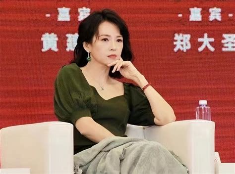 章子怡虽然老了，法令纹也明显，但穿“墨绿上衣灰裙”依然优雅