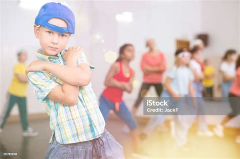 아이들과 함께 댄스 스튜디오에서 십대 소년 브레이크 댄서 자신감에 대한 스톡 사진 및 기타 이미지 자신감 35 39세 6 7 살 Istock