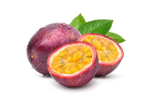 보라색 열정 과일 Passiflora 새싹 반으로 잘라와 흰색 배경에 고립 된 녹색 잎 프리미엄 사진