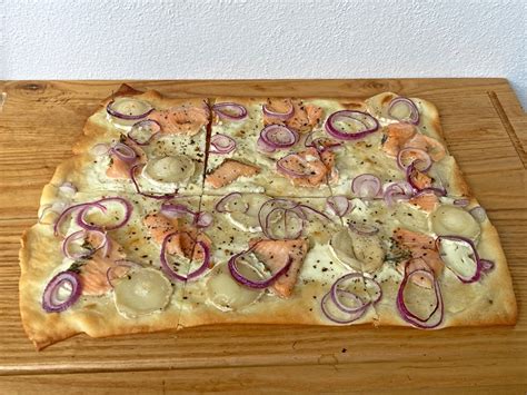 Flammkuchen mit Lachs und Ziegenkäse