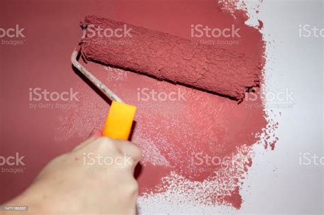 롤러 브러시 페인팅 집에서 작업 벽화 보호 및 인테리어를위한 롤러 브러시가있는 사무실 방 집에서 수리 Diy에 대한 스톡 사진