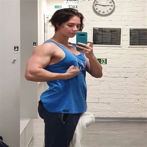 How Her Face Is Still Girly” Kendall Jenner Lookalike Bodybuilder Flaunting Her Monster