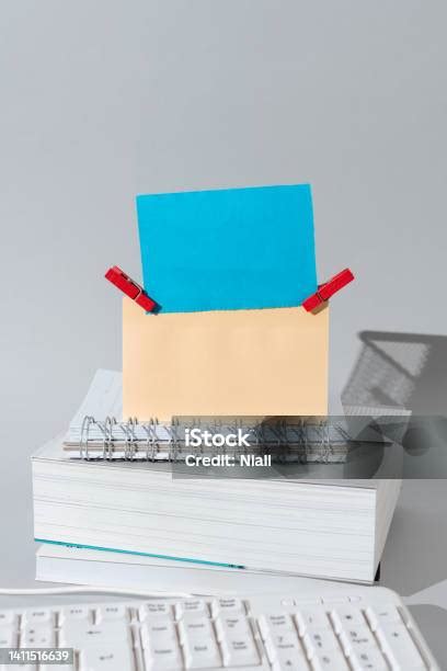 책 펜 키보드 및 노트북이있는 책상에있는 종이 조각에 제시되는 중요한 메시지 중요한 정보는 메모에 작성되었습니다 메모에 표시되는 새로운 아이디어 0명에 대한 스톡 사진 및