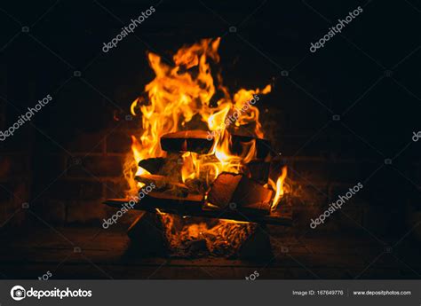Горящее дерево в камине стоковое фото ©Amvorsuf 167649776