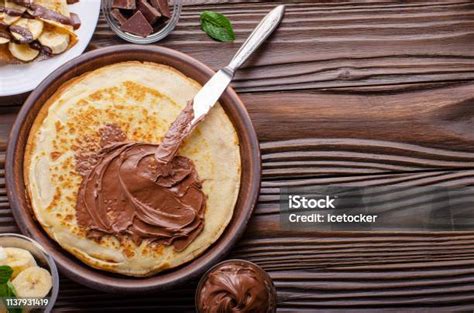 나무 부엌 테이블에 점토 그릇에 초콜릿 소스와 바나나 플랫 레이 프랑스 크레페 크레이프 팬케이크에 대한 스톡 사진 및 기타 이미지 크레이프 팬케이크 만들기 초콜릿
