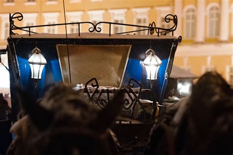 두 개의 오래된 불빛이달린 푸른 오래된 마차는 노란 벽에 맞서 저녁에 거리에서 겨울에 서 있습니다 0명에 대한 스톡 사진 및 기타 이미지 Istock