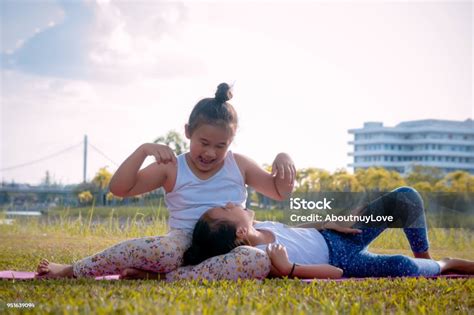 자매 우호 두 여자의 행복 한 웃음 밝은 시간에는 공원에 어린 시절에 좋은 하루 되세요 건강한 생활방식에 대한 스톡 사진 및
