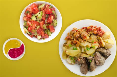 감자와 삶은 토마토와 간 튀김 흰색 접시에 튀긴 간 색 배경 감자 요리에 대한 스톡 사진 및 기타 이미지 감자 요리 건강한