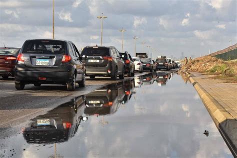 زحمة سير خانقة في عدد من المناطق والمواطنون محتجزون في سيّاراتهم
