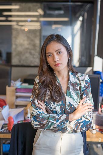 초상화 젊은 아시아 크리에이 티브 비즈니스 사람 작업 성공 프로젝트 팀 비즈니스 사람들 위 아 마르틴 캐주얼 정장 옷 작업 행복