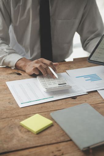 회의실 사무실 팀워크 배경 차트 및 그래프 배너 이중 노출 성공적인 팀워크 비즈니스 계획 개념에서 함께 일하는 비즈니스 인력 팀 개념에 대한 스톡 사진 및 기타 이미지