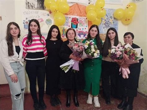 გორელოვკის N2 საჯარო სკოლის მოსწავლეებმა დედებს დაუვიწყარი დღესასწაული
