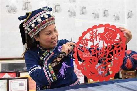 广西罗城：非遗剪纸迎兔年 人民图片网