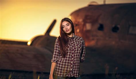 デスクトップ壁紙 日没 シャツ ポートレート 屋外の女性 被写界深度 飛行機 2048x1205 Motta123