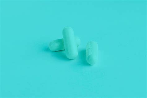 나무 알약 매크로 타원형 긴 모양 치료 블루 톤 의학 건강 인체를 지원하는 비타민 면역 바이러스에 대한 Hepl 감염에 대한