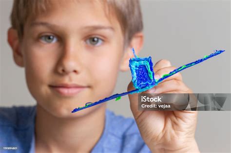 3d 펜으로 만드는 아이와 그의 새로운 파란색 비행기를 즐길 수 3차원 인쇄에 대한 스톡 사진 및 기타 이미지 3차원 인쇄 펜 3차원 형태 Istock