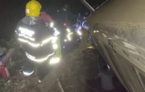 Duas Pessoas Ficam Feridas Após Micro ônibus Tombar Em Barranco Oeste