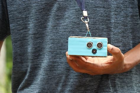 alarm jarak sosial yang memperingatkan untuk jarak aman dibangun