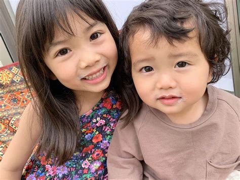 ともみさんのインスタグラム写真 ともみinstagram「 牛乳ひげ🥛 牛乳好きでよく飲む👧👦 2枚目のはる、鼻の下伸ばす変顔