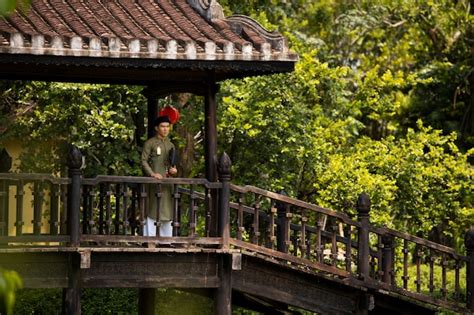 Giovane Che Indossa Un Costume Ao Dai Foto Gratis