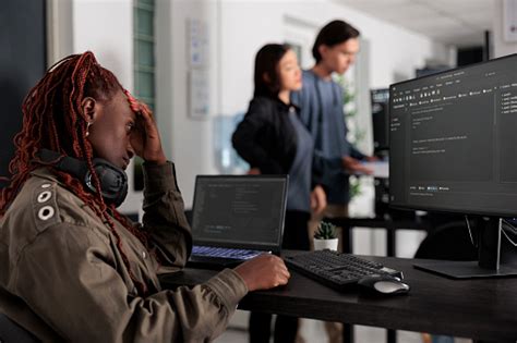 Html 코드를 작성하려고 하는 프로그래밍 아이디어에 대해 생각하는 잠겨 있는 시스템 엔지니어 3 명에 대한 스톡 사진 및 기타 이미지 Istock