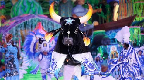 Torcedores do Caprichoso lotam Curral Zeca Xibelão para comemorar o