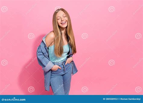 Photo Portrait Of Pretty Young Teenager Girl Laugh Hands Pockets Naked