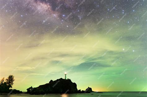 등대 위의 은하수 은하별밤하늘의 은하수아름다운 별이 빛나는 밤의 어두운 하늘 Milky Way Galaxy 프리미엄 사진