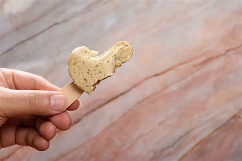 마지막 비트와 타피오카 우유 차 맛 아이스캔디를 들고 손 0명에 대한 스톡 사진 및 기타 이미지 0명 Popsicle Stick 냉동된 Istock