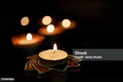 해피 디왈리 조명 축제의 힌두교 축제 인 디파발리 에서 클레이 디야 램프가 불을 붙였습니다 어두운 배경에 다채로운 전통적인 오일 램프 디야 텍스트공간을 복사합니다 0명에