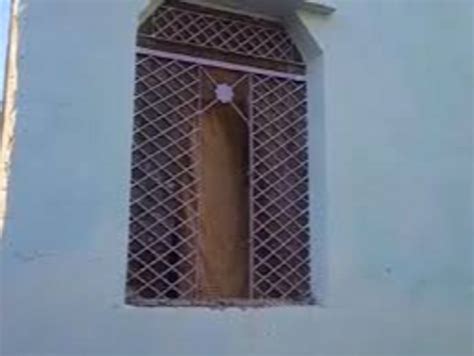 Thieves Entered By Breaking The Window Of The House मकान की खिड़की