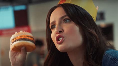 Larissa Manoela Faz Graça Sobre O Controle De Seu Dinheiro Pelos Pais