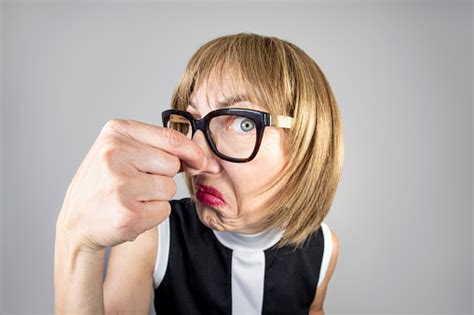 뭔가 냄새나는 냄새를 맡는 코를 꼬집는 가짜 어안 여자 불쾌한 냄새에 대한 스톡 사진 및 기타 이미지 불쾌한 냄새 향기로운 냄새 맡기 Istock