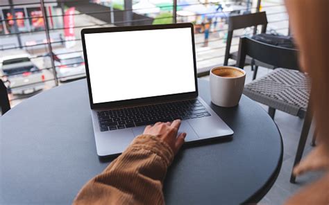 빈 흰색 바탕 화면 화면이있는 랩톱 컴퓨터에서 사용하고 작업하는 여성의 모형 이미지 35 39세에 대한 스톡 사진 및 기타