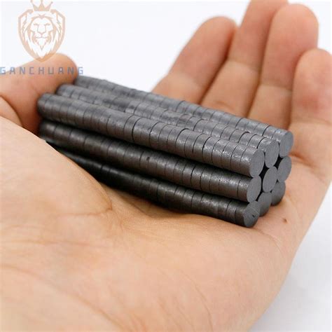 แผ่นเฟอร์ไรต์สีดำแม่เหล็กกลมตู้เย็นแม่เหล็กสติกเกอร์สื่อการสอนแม่เหล็กขนาดเล็กทำด้วยมือ Diy หิน