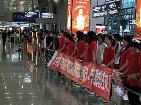奥运花游首金得主凯旋！“姐妹花”肖雁宁、向玢璇回川受到热烈欢迎四川在线