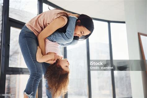 젊은 어머니 와 그녀의 딸 지출 주말 함께 에 침대 2 3 살에 대한 스톡 사진 및 기타 이미지 2 3 살 2명 가족
