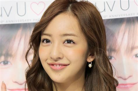 どっちに似てる？板野友美、娘と夫の再会ショットを公開「ママ似かな？」「パパそっくり」