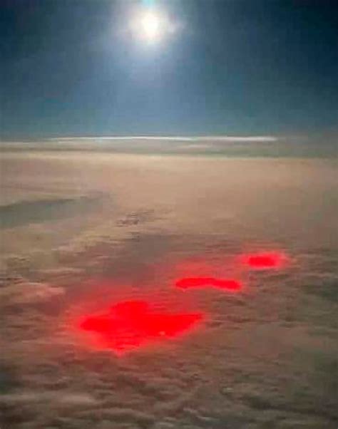El misterioso resplandor rojo que captó un piloto mientras sobrevolaba