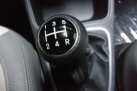 Cara Mengemudikan Mobil Manual Untuk Pemula Dengan Benar