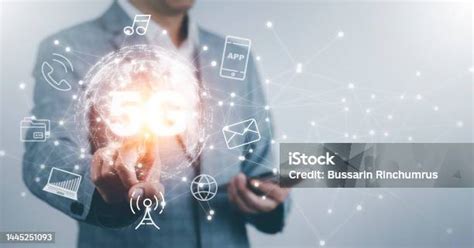 글로벌 네트워크 연결 5g 손 사업가 아이콘 개념 기술 네트워크 무선 시스템 및 사물 인터넷 새로운 기술이 등장하는 글로벌 네트워크 연결 5g 3차원 형태에 대한 스톡 사진