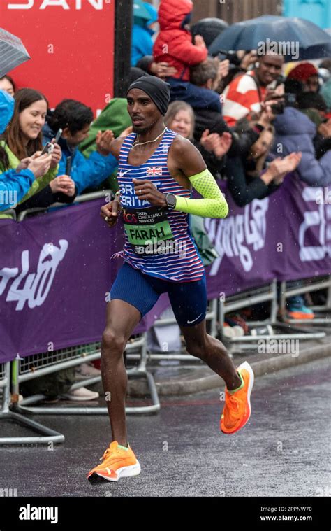 Sir Mo Farah Participe Au TCS London Marathon 2023 En Passant Par Tower