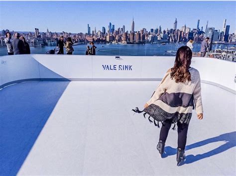 Faire Du Patin à Glace Sans Glace Sur Un Rooftop Avec Une Vue De